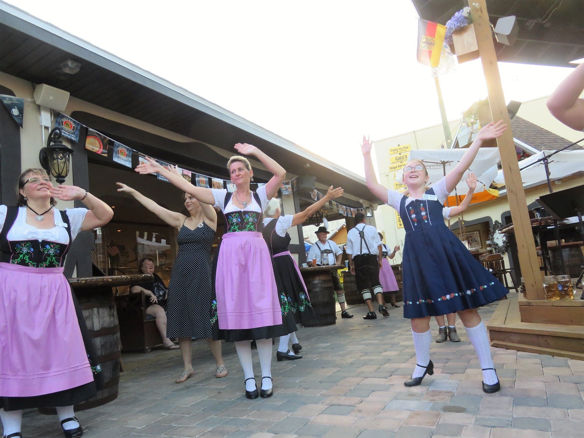 Home - German Dancing Orlando - Schuhplattler Gruppe Alpenrose
